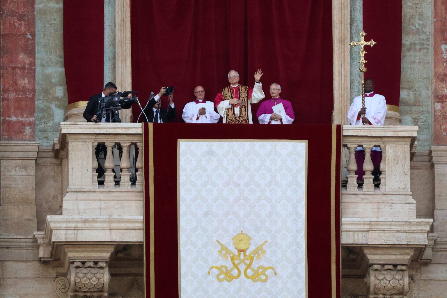 The end of the “white flag” era? Pope Leo XIV begins his pontificate by ...